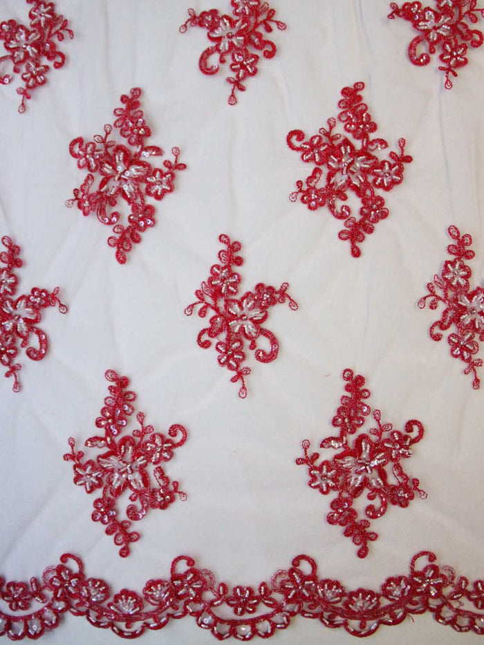 Une dentelle perlée glamour en rouge avec des bordures non assorties et ...